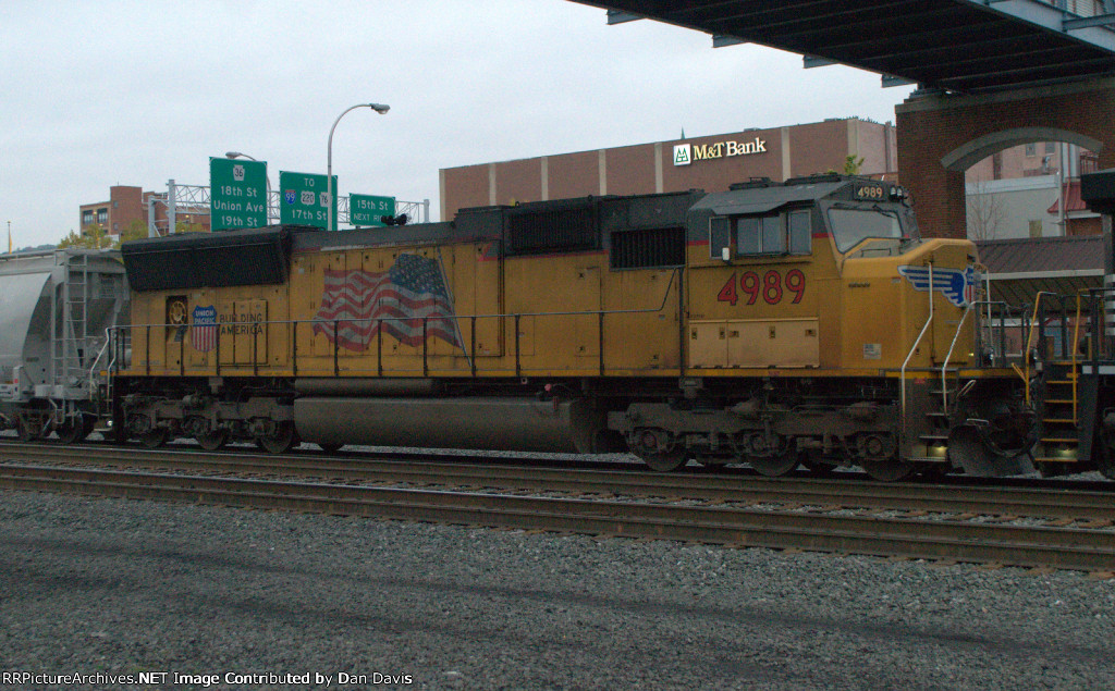 UP SD70M 4989 trails on 10G